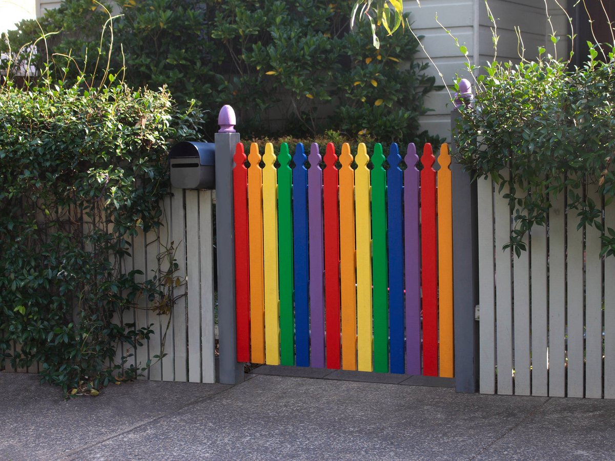How To Add Some Colour To Your Timber Picket Fence - Bunnings Australia