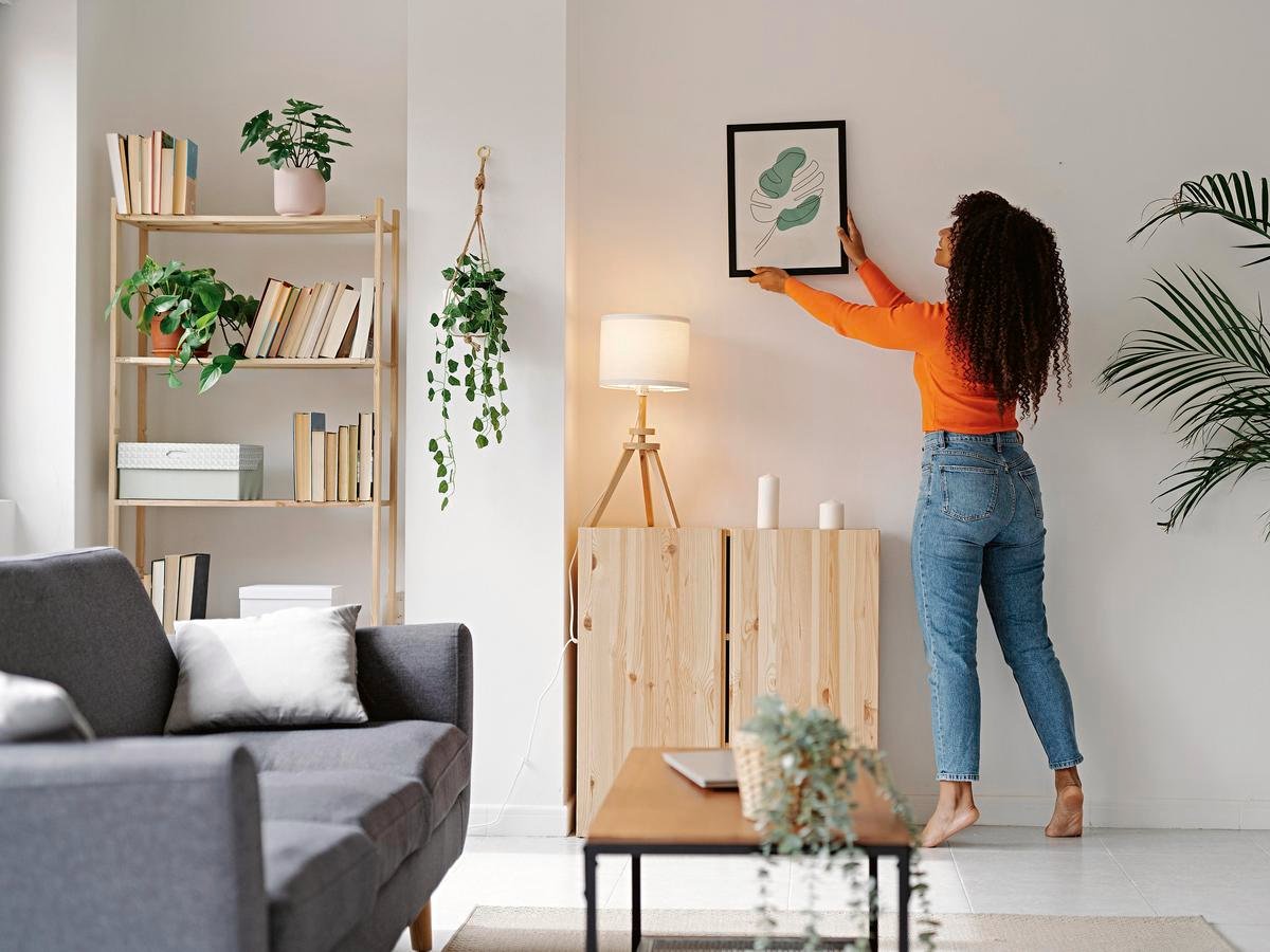 How To Prep A Room For Painting And Hanging Pictures With - Bunnings ...