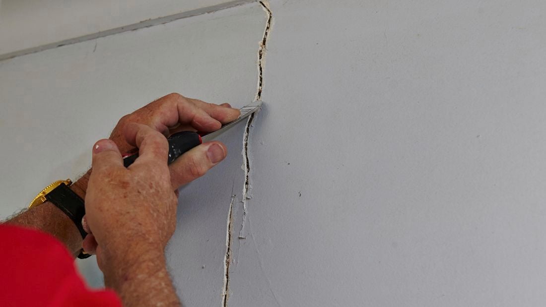 How To Repair Cracks In Plaster - Bunnings Australia