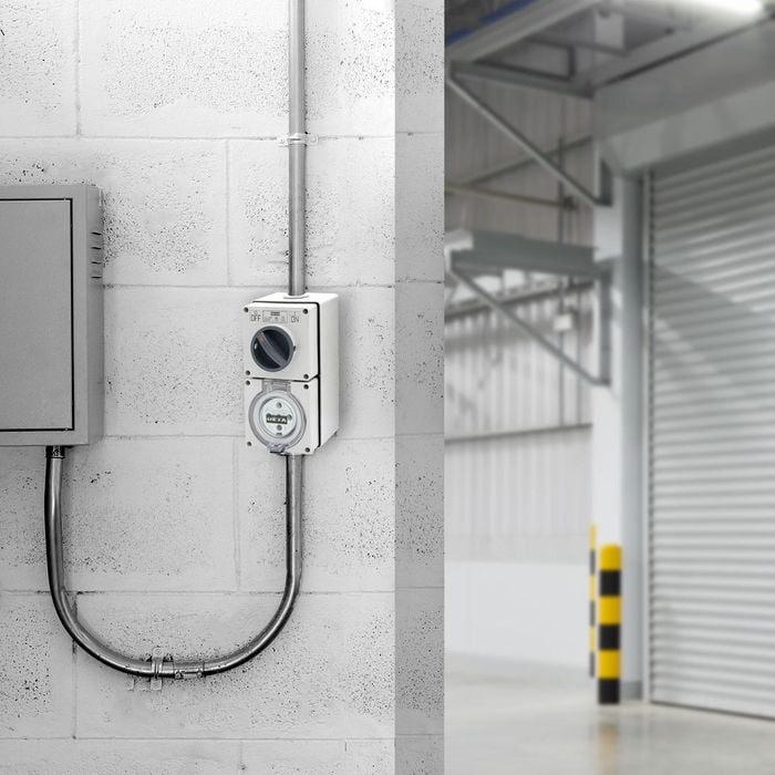 Deta 32A 500V Industrial 5 Pin Round Switched Outlet - Bunnings Australia