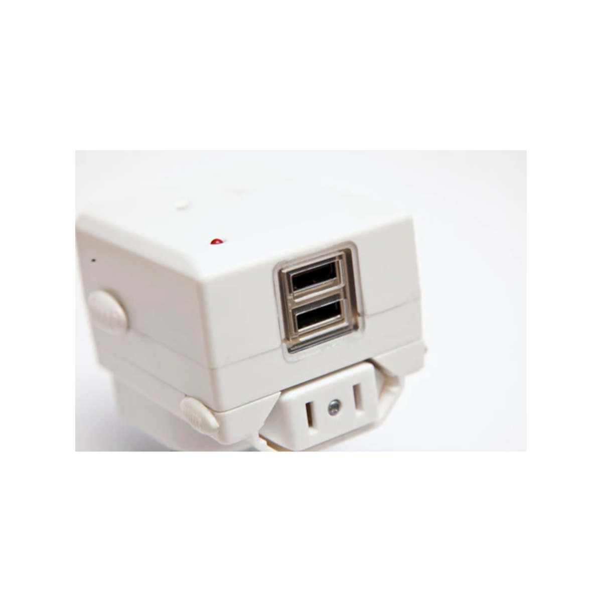 Jackson USB Universal Outbound Travel Adaptor Bunnings Australia