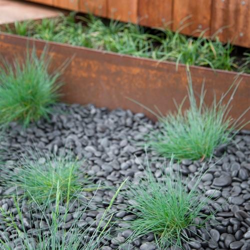 Tuscan Path 15-20mm 10kg Polished Black Pebbles - Bunnings Australia