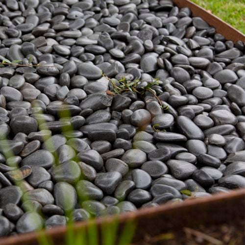Tuscan Path 30-50mm 15kg Black Polished Pebbles - Bunnings Australia