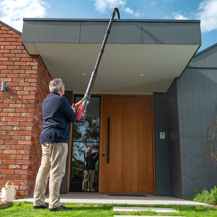 Ozito PXC 18V Brushless Jet Blower with Gutter Cleaning Set 4.0Ah Kit ...