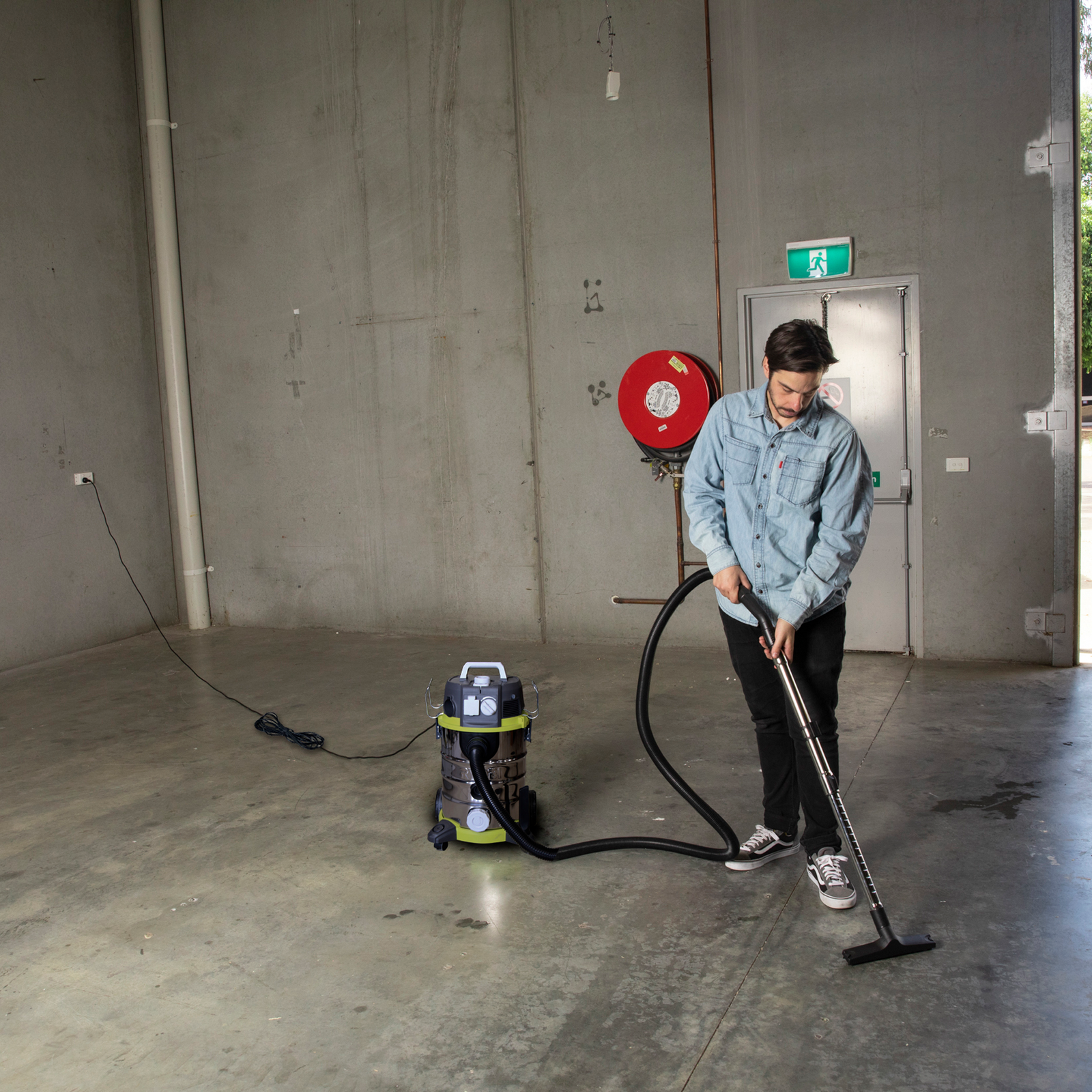 Ryobi 1500w 30l wet and dry vacuum store